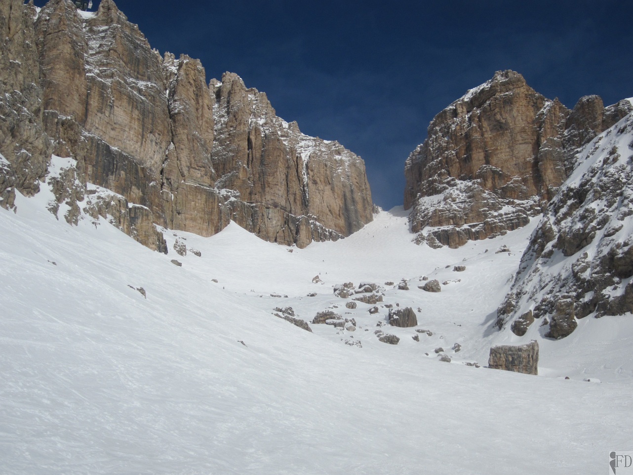 Discesa della Forcella Pordoi in fuoripista, Sella - Dolomiti Superski